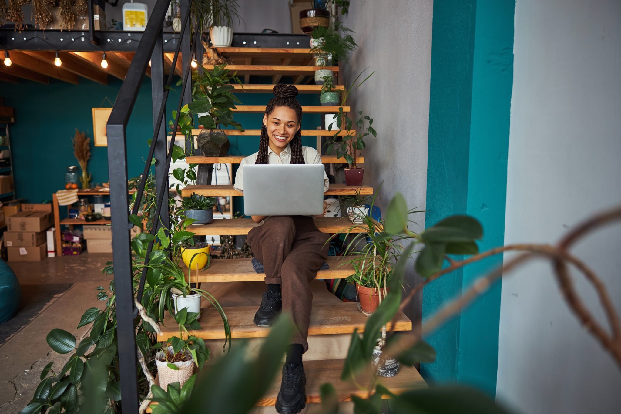 Spiżarnia pod schodami: praktyczne pomysły na zagospodarowanie przestrzeni
